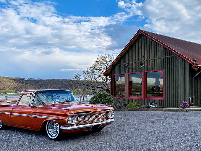 The unassuming exterior of Skeeter's BBQ hides culinary treasures within, like a smoky speakeasy that trades in brisket instead of bourbon.