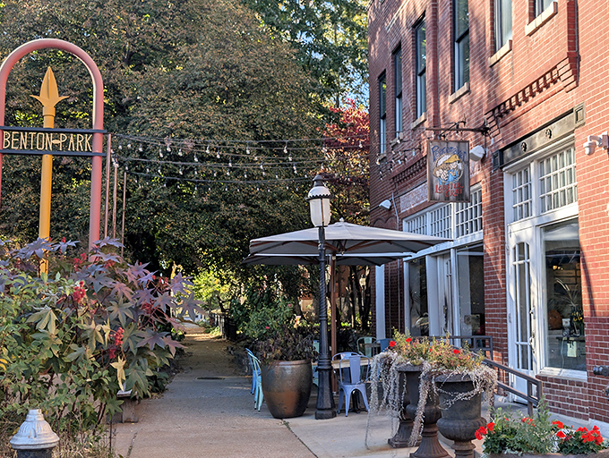 The historic brick fa&ccedil;ade of Peacemaker beckons seafood lovers to Benton Park, where coastal dreams come true in landlocked Missouri.