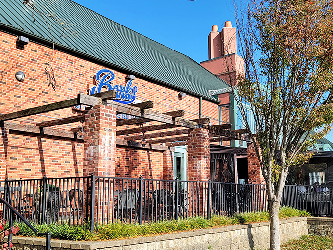 The brick fa&ccedil;ade and teal accents of Banks' Seafood Kitchen welcome you like an old friend who happens to have exceptional taste in architecture.