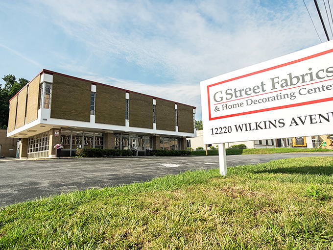 The unassuming exterior hides a crafter's paradise within, like finding Willy Wonka's factory but for fabric enthusiasts. Those colorful quilt murals are just the appetizer.