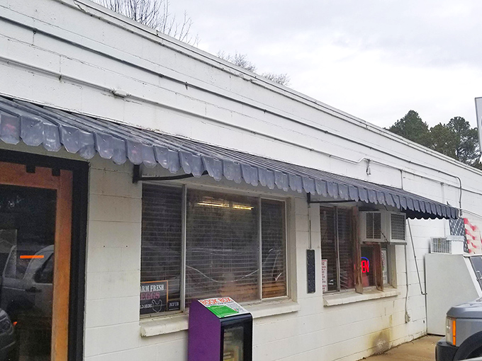Don't let the humble exterior fool you. Behind this unassuming white fa&ccedil;ade lies sandwich artistry that would make Manhattan delis nervous.
