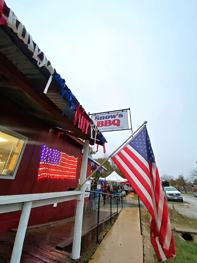 The unassuming exterior of Snow's BBQ under the Texas sky, where BBQ dreams come true before most people have their first cup of coffee.