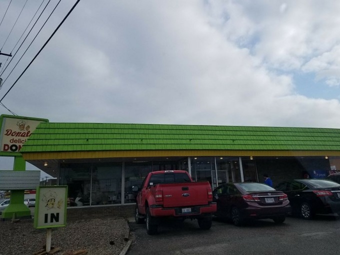 The mint-green shingled roof beckons like a sugar-coated lighthouse, guiding hungry travelers to this unassuming temple of fried dough excellence.