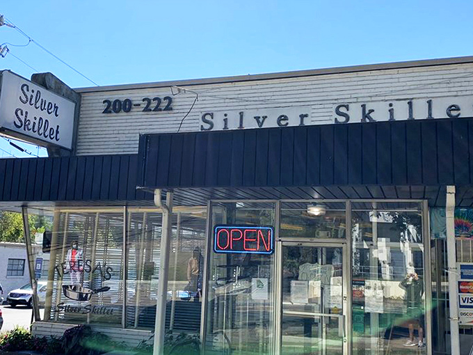 The unassuming storefront of The Silver Skillet stands like a time capsule on Atlanta's 14th Street, promising authentic Southern comfort without an ounce of pretension.