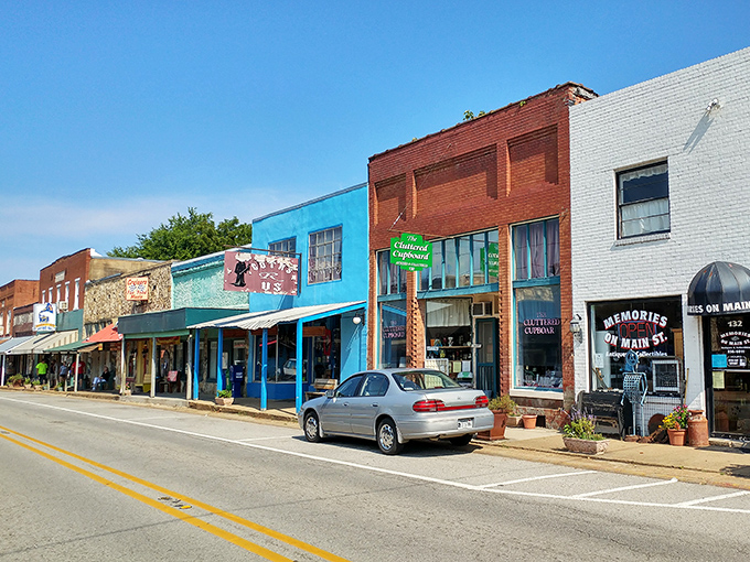 Main Street Hardy looks like it was plucked straight from a 1950s postcard, where time slows down and conversations speed up.