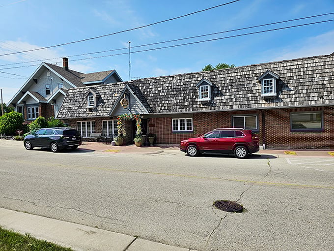 The unassuming brick exterior of Schwarz's Supper Club hides a beef paradise within, like Clark Kent concealing Superman beneath those glasses and that suit.