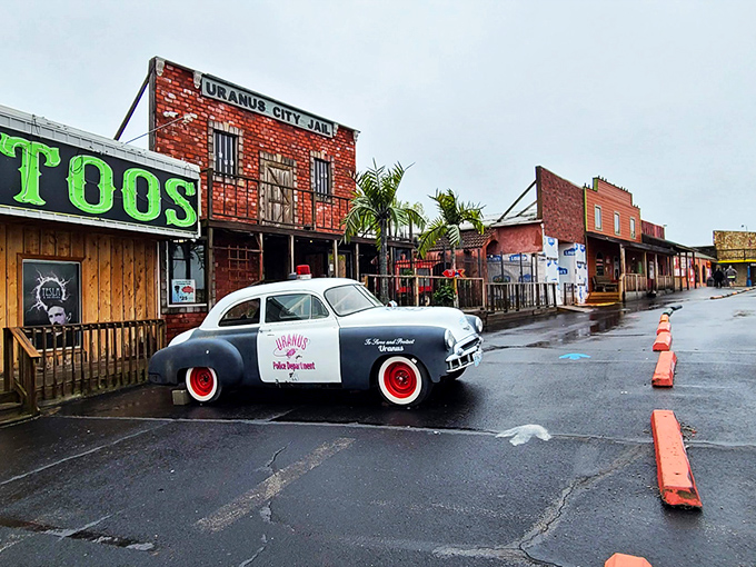 The "Uranus City Jail" facade perfectly captures the attraction's commitment to frontier-themed humor. Palm trees and hay bales create an unexpected Missouri oasis of quirky roadside charm.