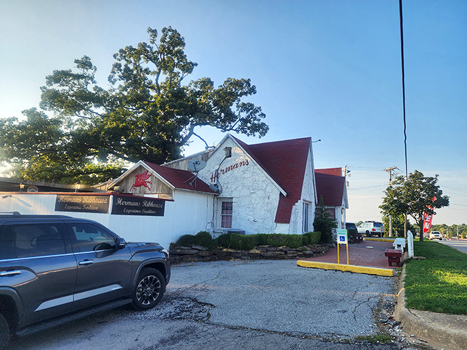 The humble white exterior with its iconic red roof and flying pig logo promises a carnivorous adventure that Arkansas locals have treasured since 1964. 
