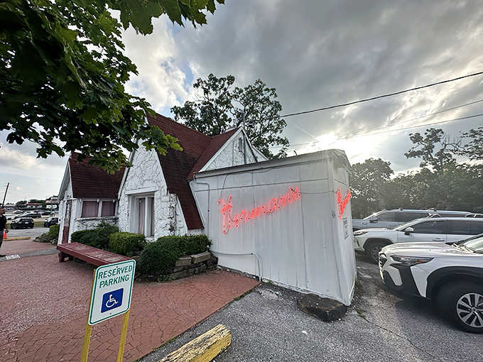 The humble white exterior with its iconic red roof and flying pig logo promises a carnivorous adventure that Arkansas locals have treasured since 1964.