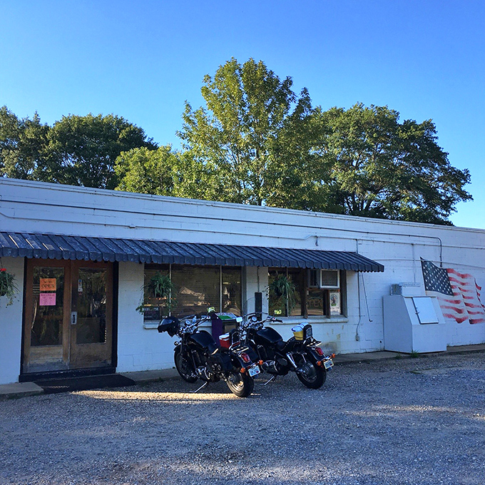 Don't let the humble exterior fool you. Behind this unassuming white fa&ccedil;ade lies sandwich artistry that would make Manhattan delis nervous.