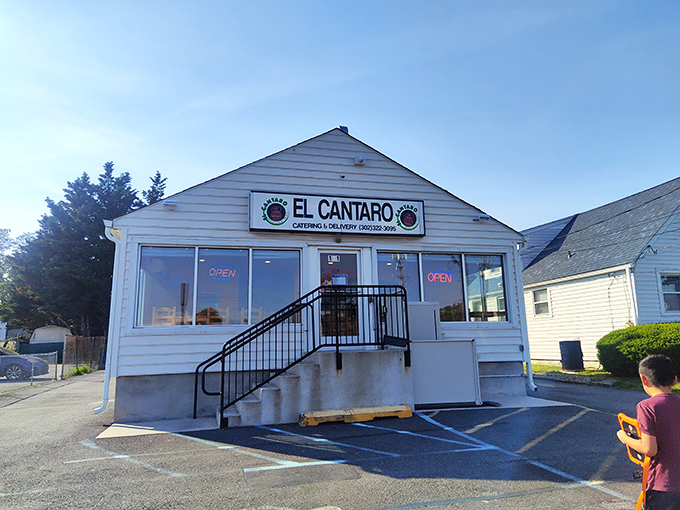 The unassuming white exterior of El Cantarito might not scream "culinary destination," but the best treasures often hide in plain sight.