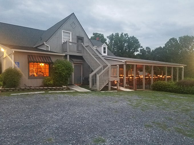 The unassuming exterior of New London Steak House proves once again that culinary treasures often hide in plain sight.