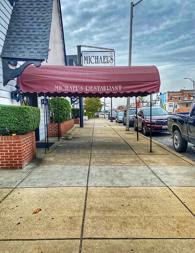 The unassuming exterior of Michael's Steak & Lobster House proves once again that the most extraordinary culinary experiences often hide behind the most ordinary facades.
