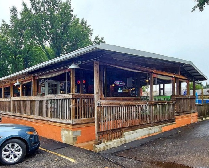 The unassuming exterior of Eadie's Fish House proves yet again that culinary treasures often hide in the humblest packaging.