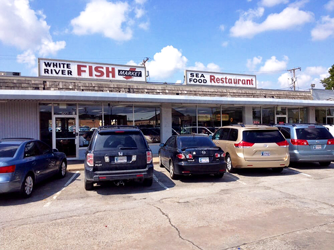 The unassuming exterior of White River Fish Market stands like a beacon of hope for seafood lovers stranded in landlocked Oklahoma.