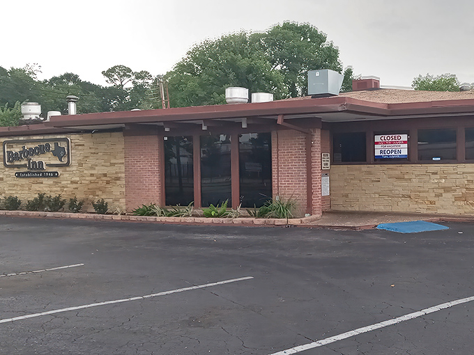 The unassuming exterior of Barbecue Inn hides culinary treasures within—like finding a Picasso at a yard sale.