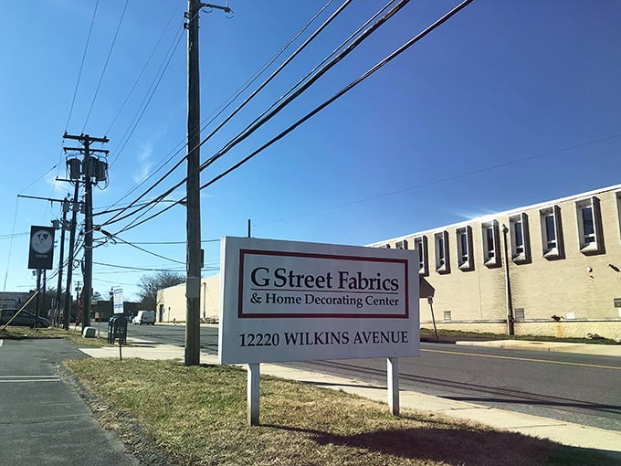 The unassuming exterior hides a crafter's paradise within, like finding Willy Wonka's factory but for fabric enthusiasts. Those colorful quilt murals are just the appetizer.