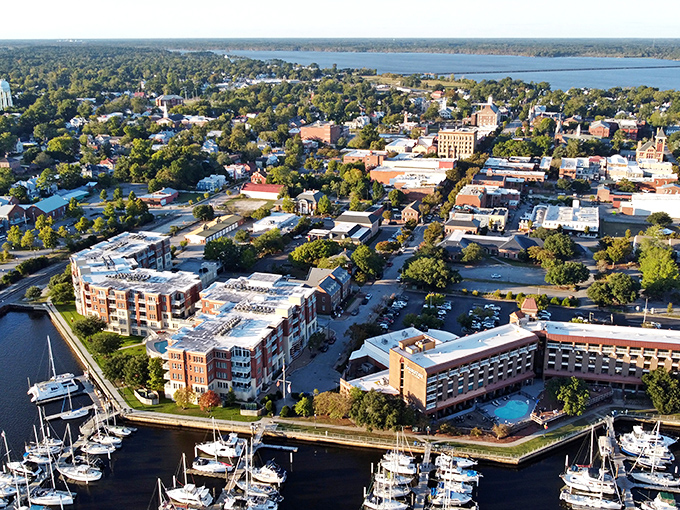 Downtown New Bern stretches before you like a Norman Rockwell painting that somehow installed modern plumbing and decent coffee shops. 