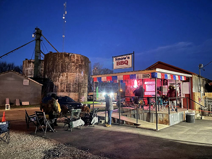 The unassuming exterior of Snow's BBQ stands like a barbecue beacon in tiny Lexington, where meat pilgrims gather before dawn every Saturday.