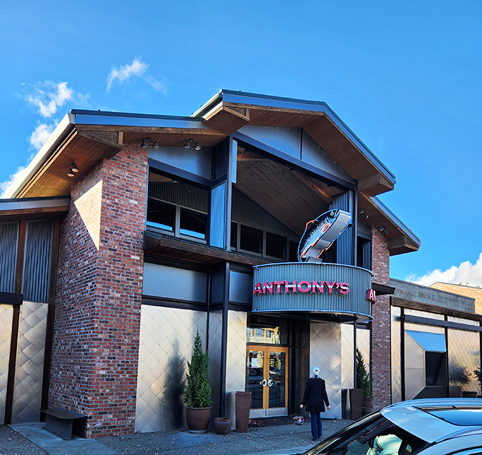 Where riverfront dining meets architectural brilliance. Anthony's combines brick, wood, and glass in a mountain-modern masterpiece that welcomes you with style.