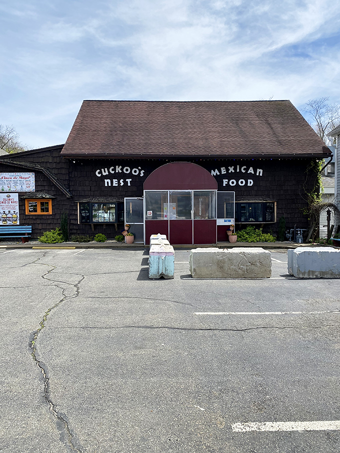 The outdoor bar screams vacation vibes with its turquoise accents and colorful papel picado flags. Connecticut meets Canc&uacute;n in this sun-dappled patio paradise. 