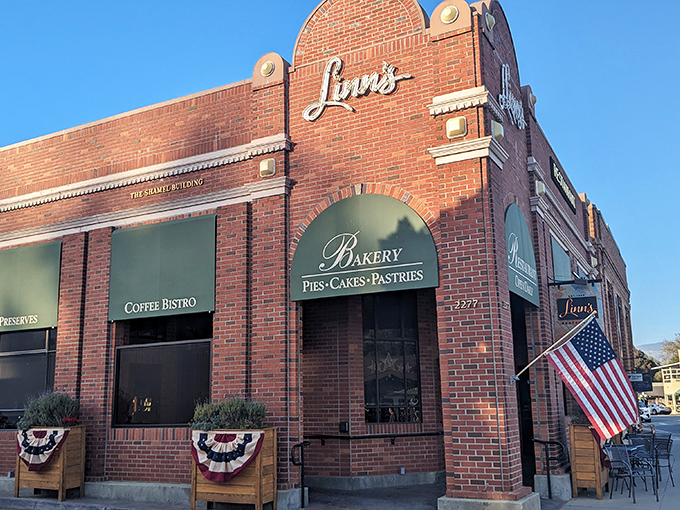 The brick fa&ccedil;ade of Linn's stands proudly in Cambria like a temple to comfort food, complete with patriotic bunting and promises of pastry perfection.