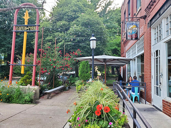 The historic brick fa&ccedil;ade of Peacemaker beckons seafood lovers to Benton Park, where coastal dreams come true in landlocked Missouri. 