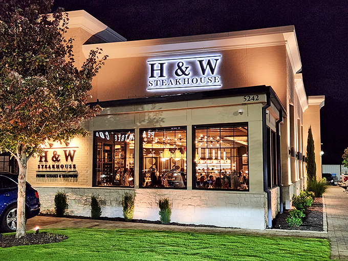 The unassuming exterior of H&W Steakhouse proves once again that the best culinary treasures often hide in plain sight.