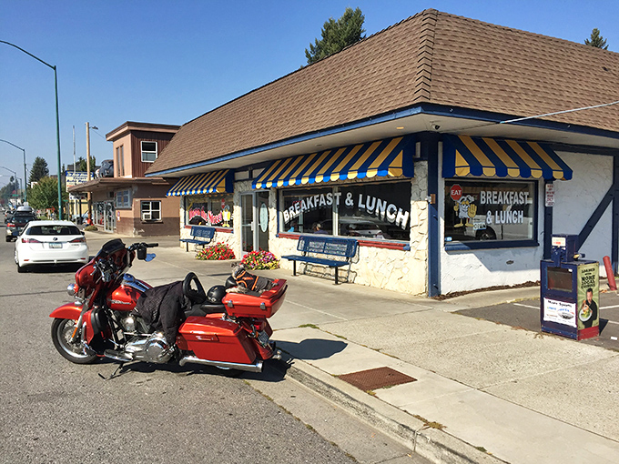 The blue and yellow awning beckons like a lighthouse for the breakfast-starved. This isn't just a diner—it's a morning sanctuary.