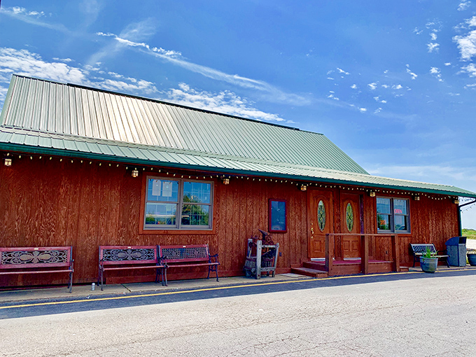 The red-stained timber exterior of Rustic Oak beckons like a carnivore's lighthouse in rural Missouri&mdash;rustic benches inviting you to sit a spell before the feast begins.