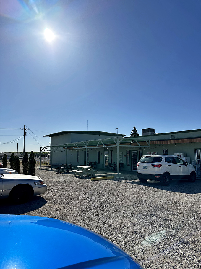 The unassuming turquoise exterior of Morning Star Cafe beckons like a desert mirage, promising breakfast salvation to weary travelers and hungry locals alike.