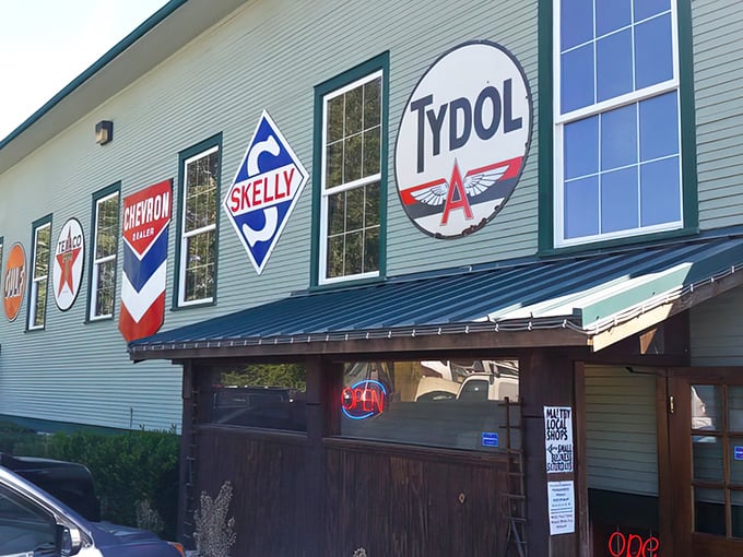 The vintage gas station signs adorning this unassuming schoolhouse basement are like breadcrumbs leading hungry travelers to breakfast nirvana.
