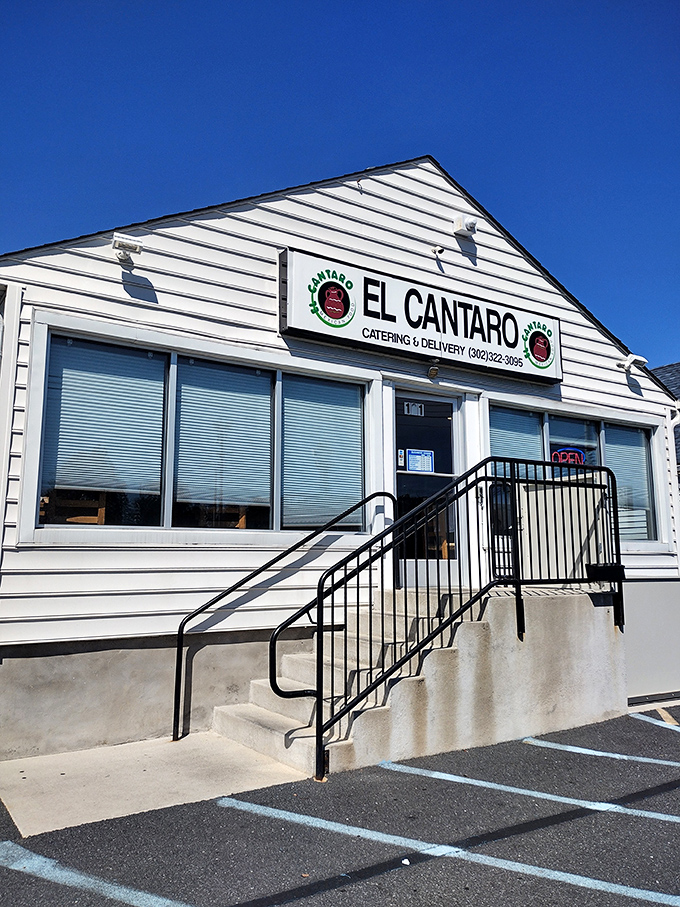 The unassuming white exterior of El Cantarito might not scream "culinary destination," but the best treasures often hide in plain sight.