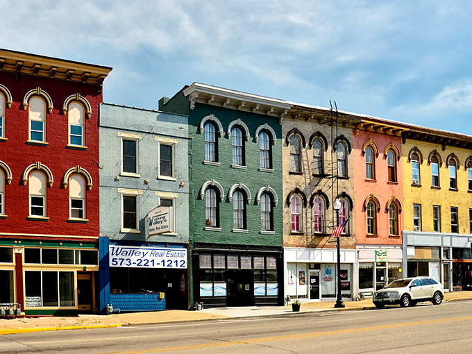 Historic Hannibal's Main Street captures that perfect small-town America vibe&mdash;brick buildings that have witnessed generations of stories and still have plenty to tell.