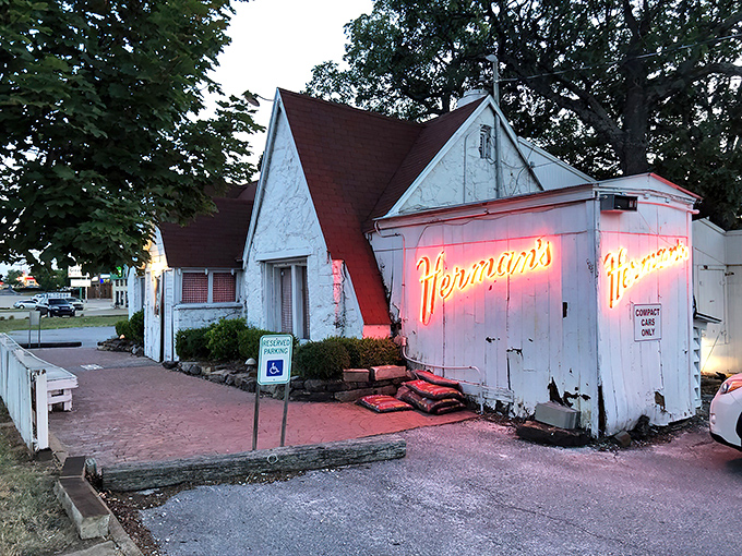 The humble white exterior with its iconic red roof and flying pig logo promises a carnivorous adventure that Arkansas locals have treasured since 1964. 
