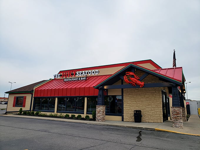 The red-trimmed exterior stands like a beacon of seafood hope in landlocked Indiana. Who needs an ocean when you've got this Beech Grove treasure?