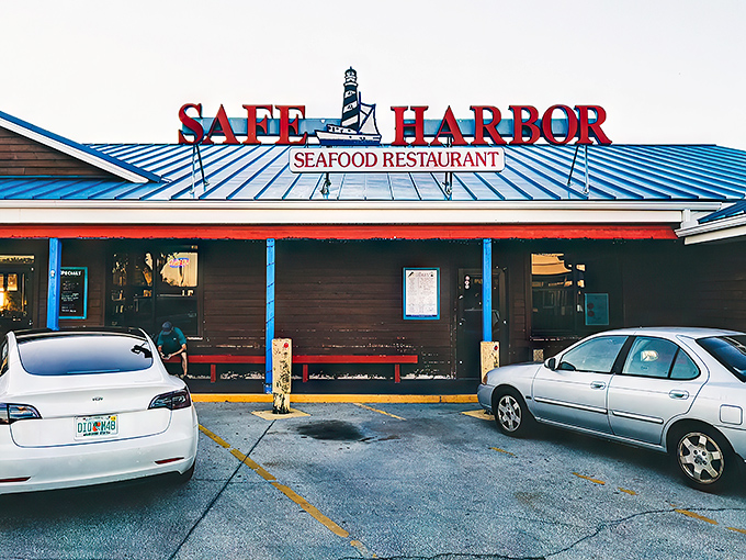 The unassuming exterior of Safe Harbor hides seafood treasures within—like finding the Hope Diamond at a yard sale.