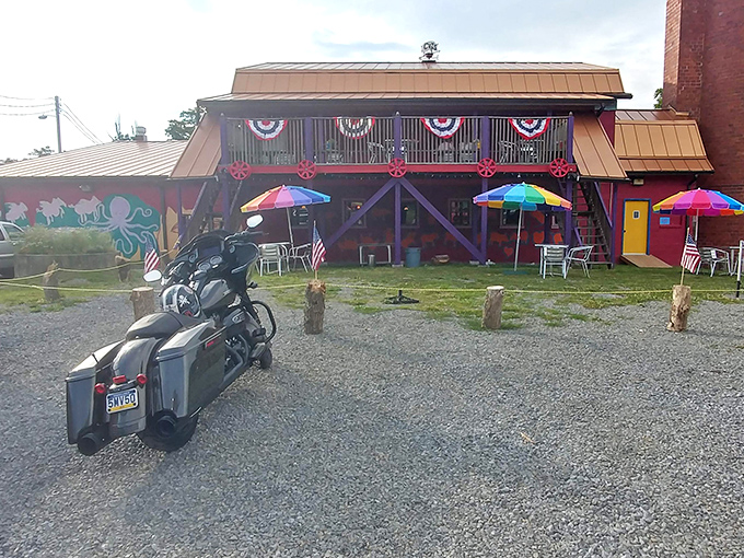 The architectural equivalent of a carnival barker's promise: "Step right up to the greatest steak show on earth!" Cuz's colorful exterior doesn't whisper, it shouts.