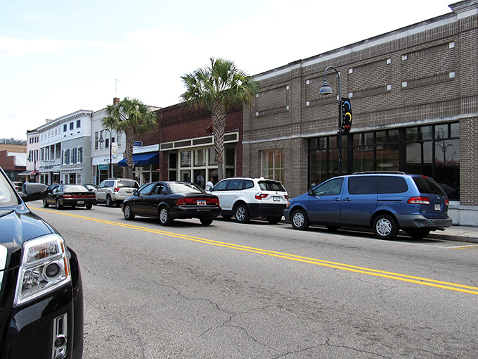 Downtown Beaufort greets visitors with palm trees and promise – where traffic lights seem to pause longer just so you can admire the view.