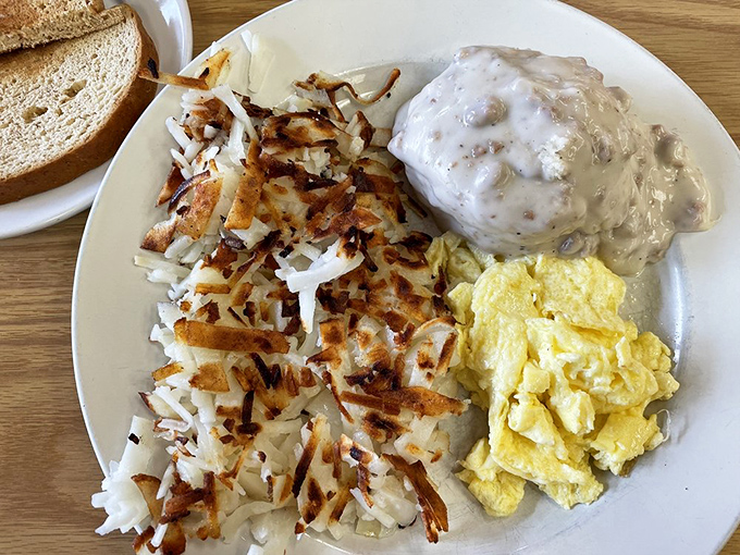 Two eggs, bacon, hash browns, and toast – the Beatles of breakfast. Simple, timeless, and still drawing crowds decades later.
