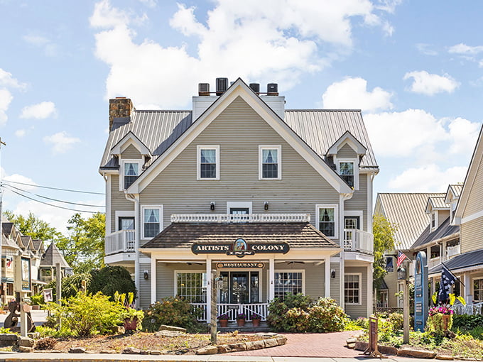 The Artists Colony Inn doesn't just offer a place to sleep&mdash;it's where Midwestern hospitality meets New England architectural charm.