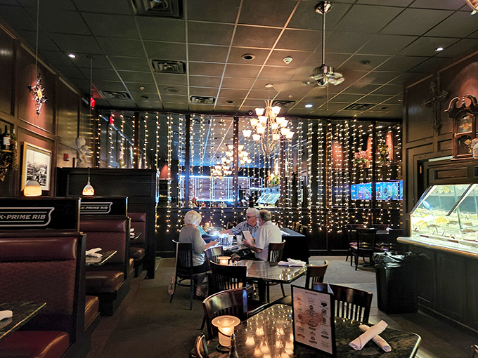 When fellow diners look this content, you know you've chosen wisely. Every booth appears to contain people having their best day this week.