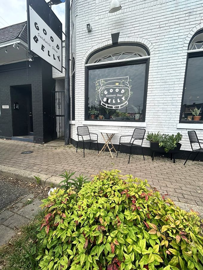 Sidewalk seating where you can people-watch while your sandwich watches you devour it. Urban dining at its finest.