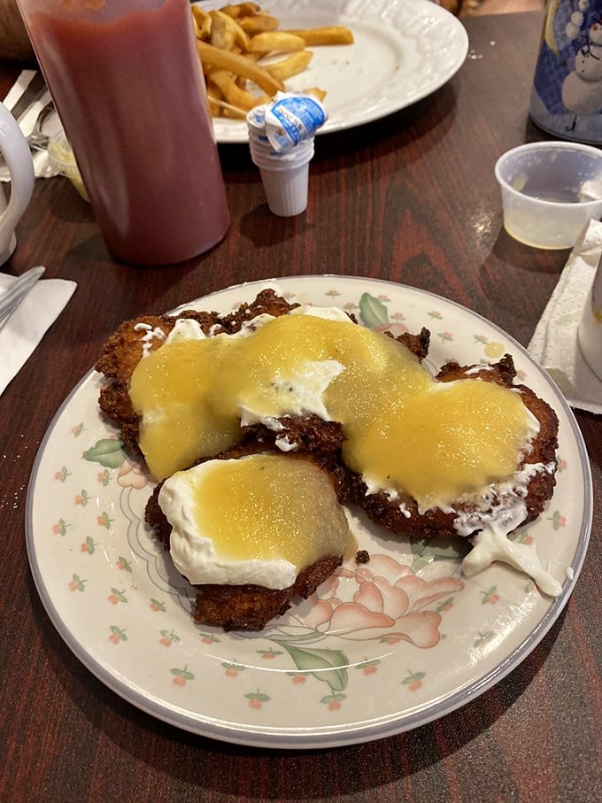 Golden potato pancakes with the classic accompaniments – proof that sometimes the simplest combinations are culinary perfection.