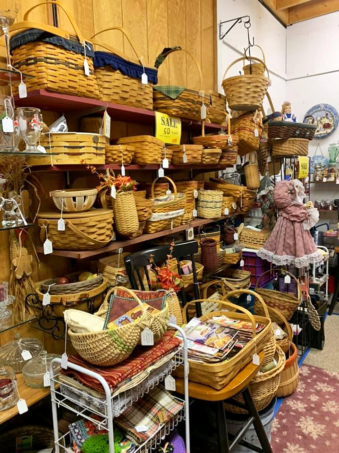 Longaberger lovers, rejoice! This basket bonanza showcases America's handwoven heritage, from picnic-ready classics to rare collectibles. Wicker wonderland!