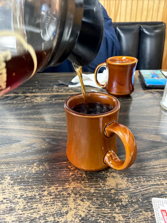 Ogie's coffee comes in these sturdy brown mugs—the kind that say "I'm serious about keeping you caffeinated, friend."