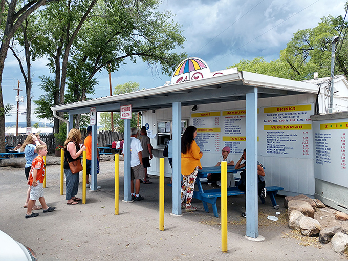 The universal language of good food &ndash; strangers becoming temporary neighbors while waiting for their taste of New Mexican paradise.