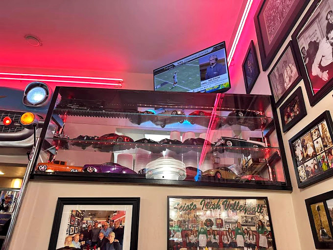 Car parts, neon, and memories on display &ndash; where the d&eacute;cor isn't just nostalgic, it's a museum where you can order pancakes.