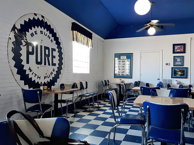 Blue ceiling, blue chairs, Pure nostalgia. This room has heard more Mississippi stories than the river itself and served twice as many biscuits.