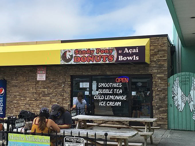 Al fresco donut dining at its finest. Nothing enhances the flavor of fried dough like a gentle sea breeze and the distant sound of waves.